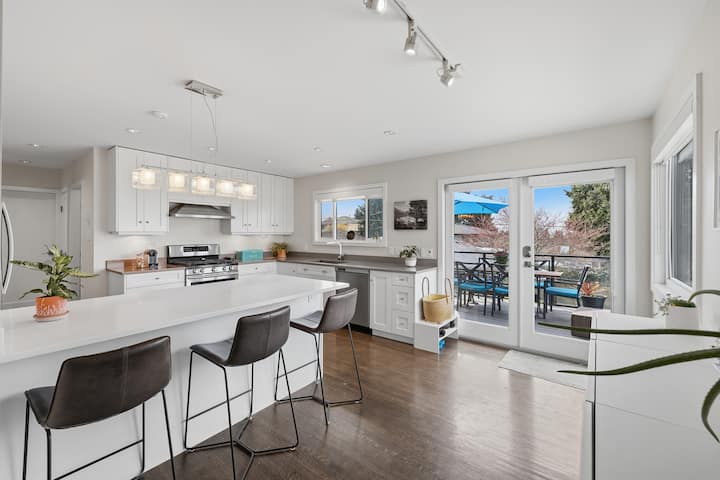 Fifa Ready Stay W/ Hot Tub | Lonsdale - North Vancouver