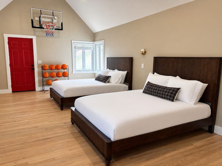 The Varsity Club: Walk To Iu | Hot Tub | Ping-pong - Bloomington, IN