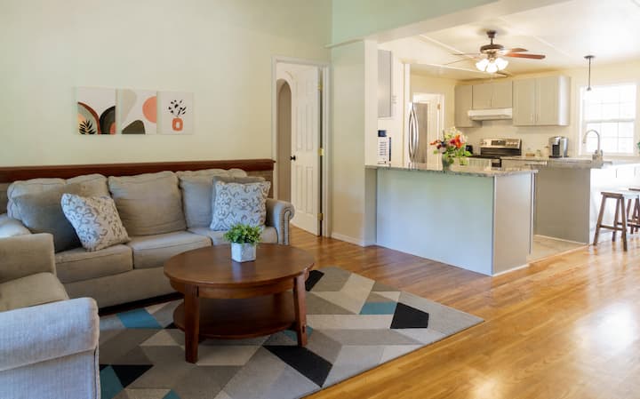 Cozy 3br Home With Large Yard Near Ferry & Town - Bainbridge Island, WA