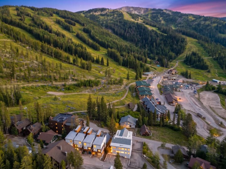 Luxury Ski Haus | Ski In / Ski Out | Roof Deck - Glacier National Park