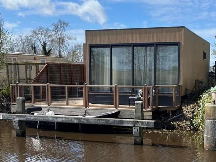 Chalet Moderne En Bois Sur L'eau Avec Sloop - Lemmer