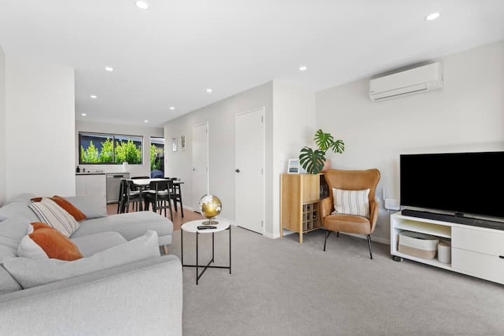 Executive Townhouse (By Furnished Rentals) - Auckland