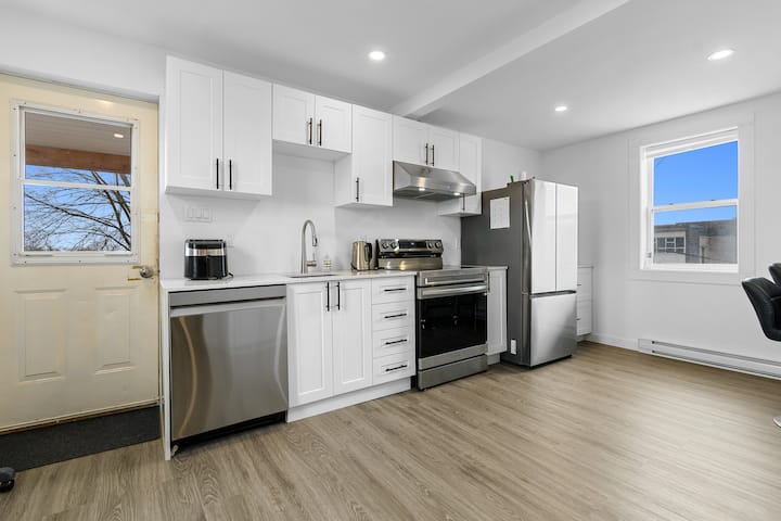 Modern 1br Suite | Workspace | Near Ottawa - Gatineau