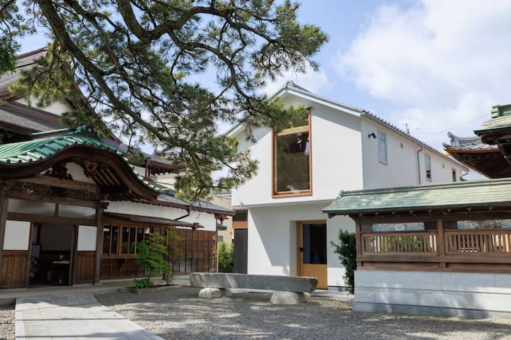 【New】『泊まるだけでは終わらない宿』
久遠の松を望む静寂の中で、住職が導くお寺文化体験を。 - 焼津市