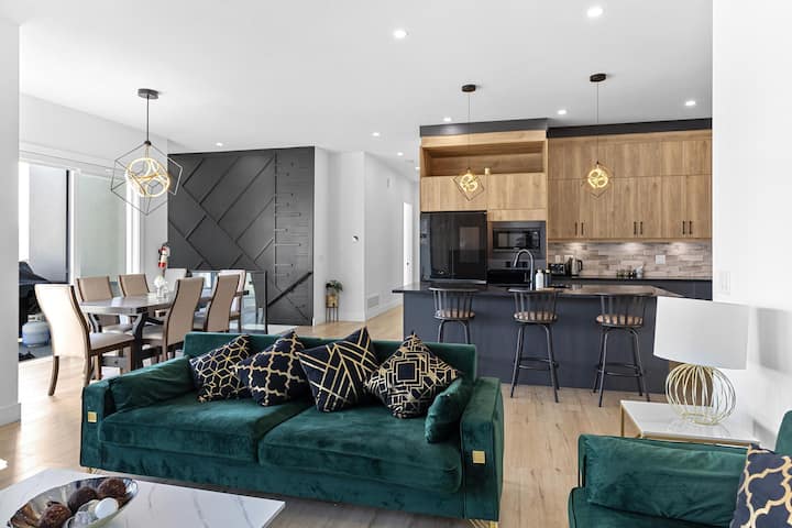 Modern Hilltop Retreat | Lake Views | Luxury Home - Peachland