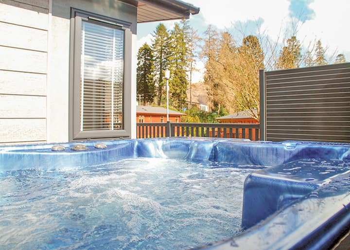 Luxury 1 Bed Hot Tub Lodge (Pet) - Lochgoilhead