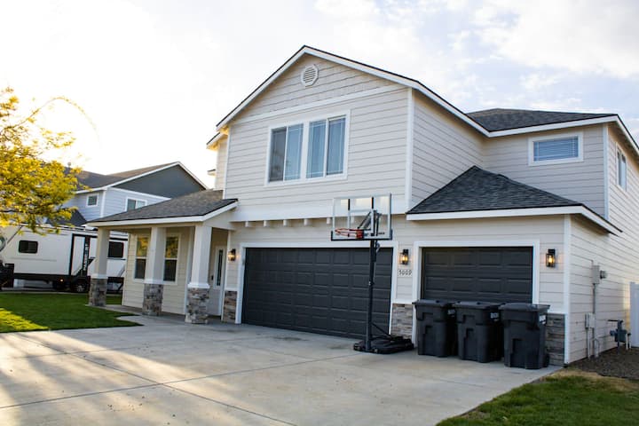 The Sunny Suburban Retreat - Pasco, WA