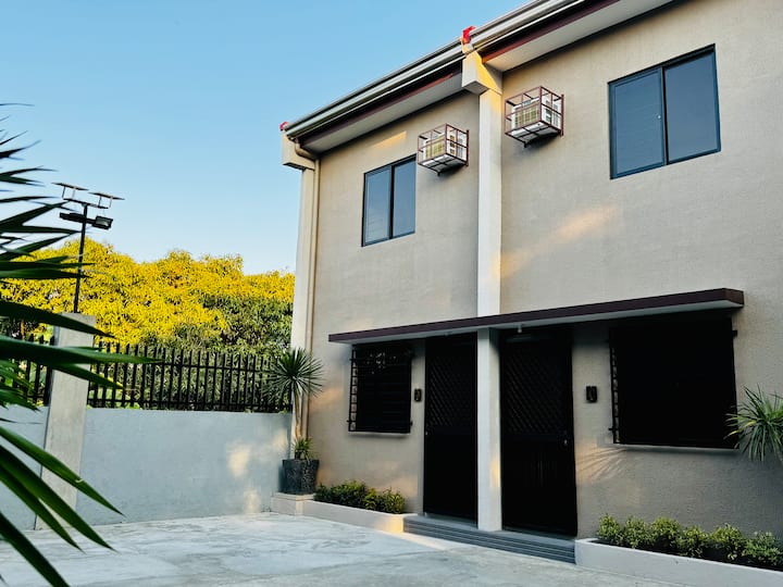 Sebastians Crib C - Dasmariñas