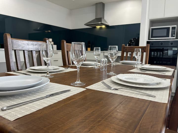 Golden Bay: 4 Bedrooms, 3.5 Bathrooms By The Beach - Perth