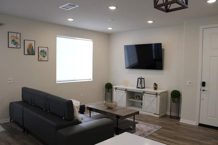 Sophisticated Chic 3b3b Home With Community Park - Rancho Cucamonga, CA