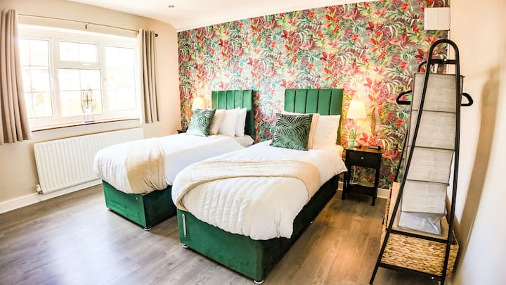 Comfortable Stay | Sleeps 10 | Free Wifi & Parking - London