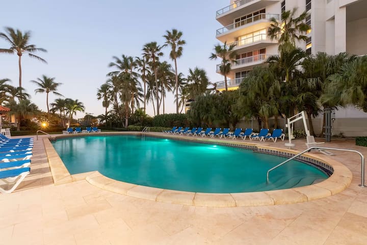 3 Beachfront Rooms | Steps To Boardwalk & Tiki Bar - Miami Beach