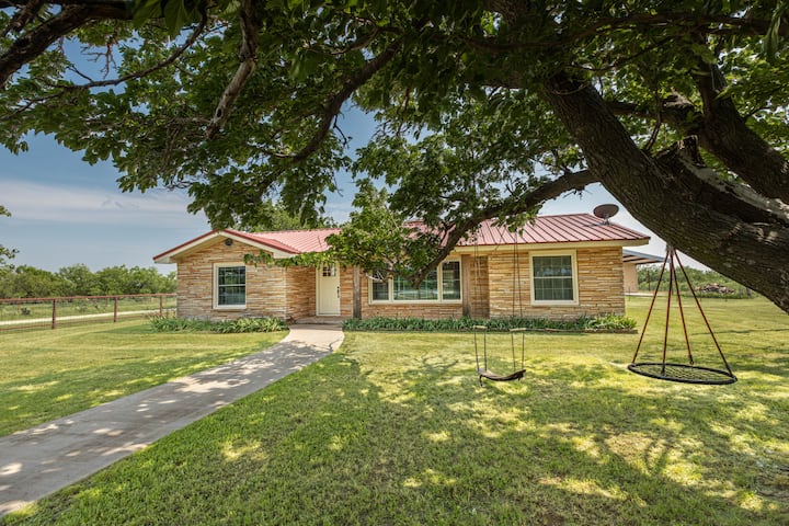 Country Living: 3br Hot Tub Escape: Close To All! - Abilene, TX