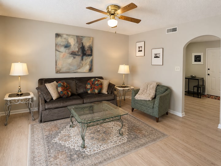 Beautiful End Unit 2 Bedroom, 1.5 Baths - Hickory, NC