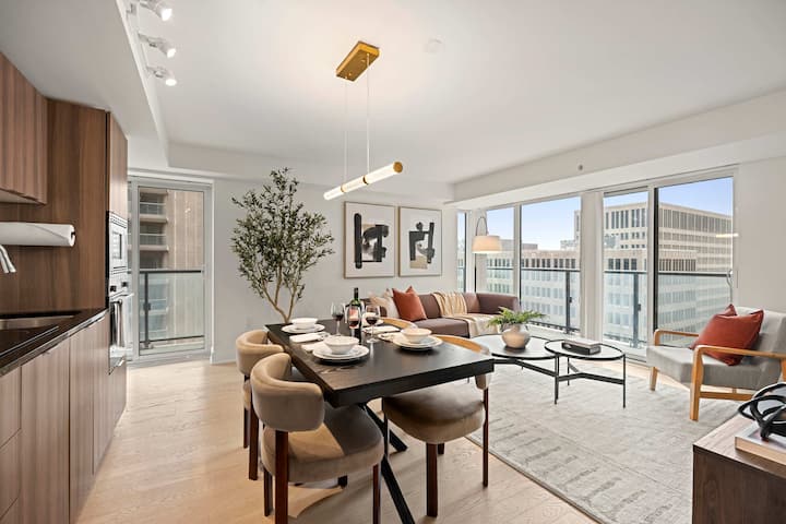 Easy Transit Access, Pool, Gym & City Views - Newmarket
