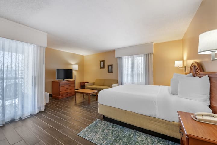 4 Units | Beachfront Room W/ Pool Near Boardwalk - Daytona Beach, FL