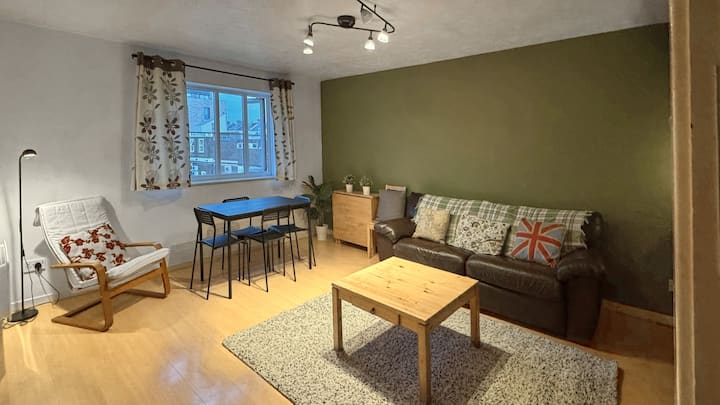 2 Bed Home With Parking - Londen