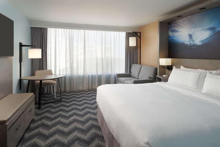 King Room | Direct Beach Access & Outdoor Pool - Cocoa Beach, FL