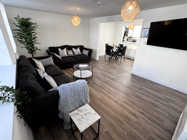 Central 3br W/ Parking | Walk To Union St - Aberdeen