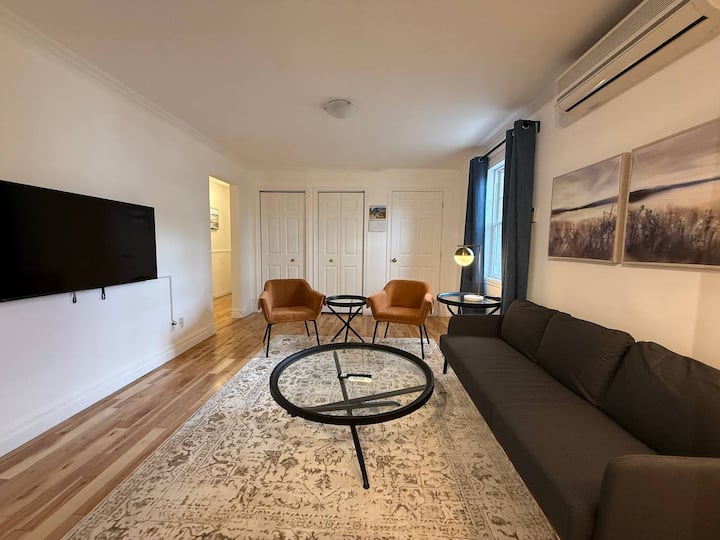 Peaceful 4br House In Laval With Parking - Blainville