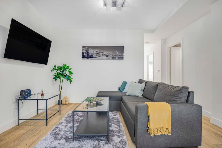 2 Bed Ground Floor Apartment With Garden & Parking - London