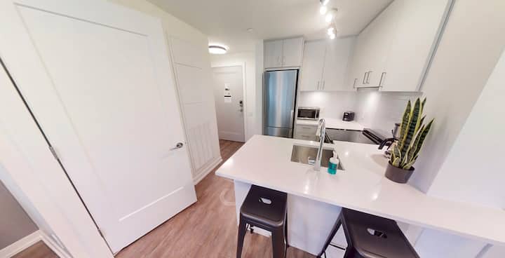 Modern Furnished Central Location 1 Bedroom Suite - Toronto