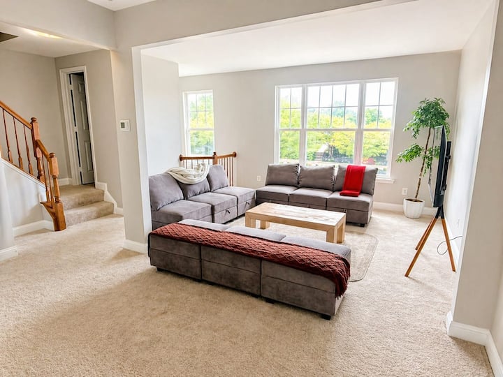 Spacious Woodbridge Retreat Withpatio - Dumfries, VA