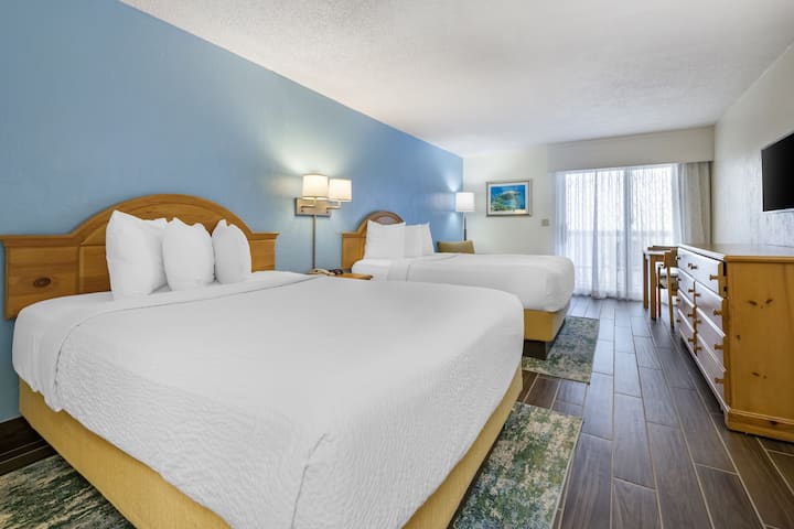 Oceanfront Comfort With Pool Near Ocean Walk - Daytona Beach, FL