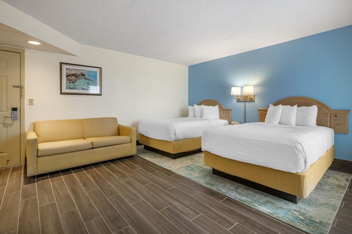 Seaside Escape W/ Pool Near Daytona Pier | 3 Units - Daytona Beach, FL