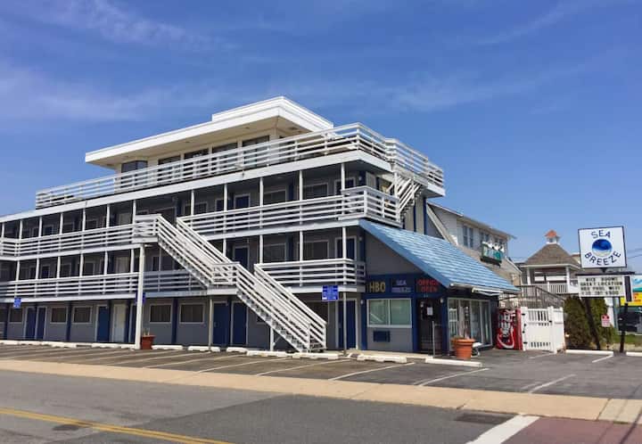 One Block To The Beach & Boardwalk | Downtown Stay - Ocean City, MD