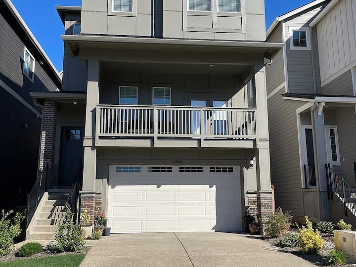 Contemporary Beaverton Home Near Oregon Wineries - Tigard, OR