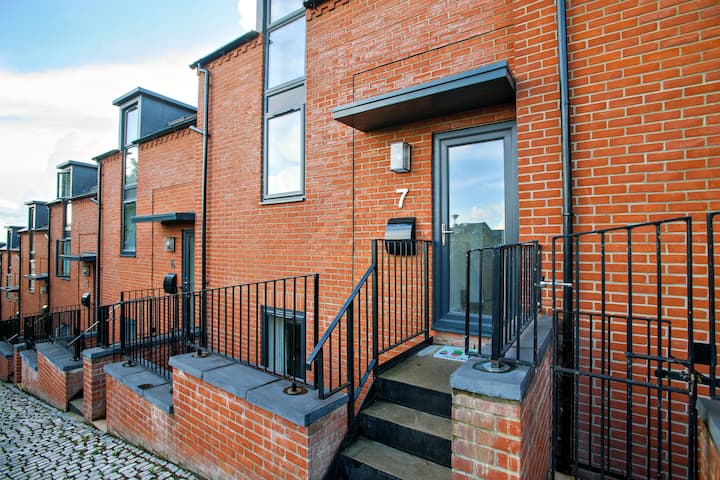 Airy And Spacious Home, Minutes Walk To Bailgate - 링컨