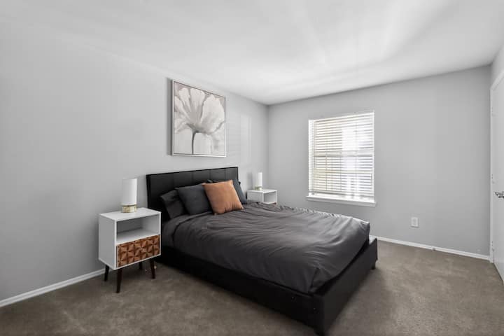 Cozy Modern Apartment At The Domain Raleigh - Raleigh, NC