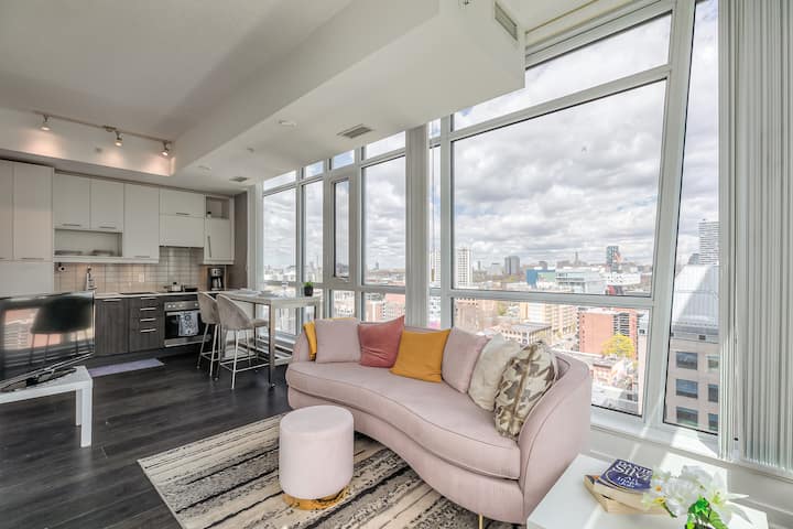 Cn Tower Views - 2br Condo - Balcony - Fast Wi-fi - Richmond Station - Toronto