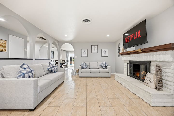 Charming 3br W/ Hills Views, Pool & Billiards - Hemet, CA