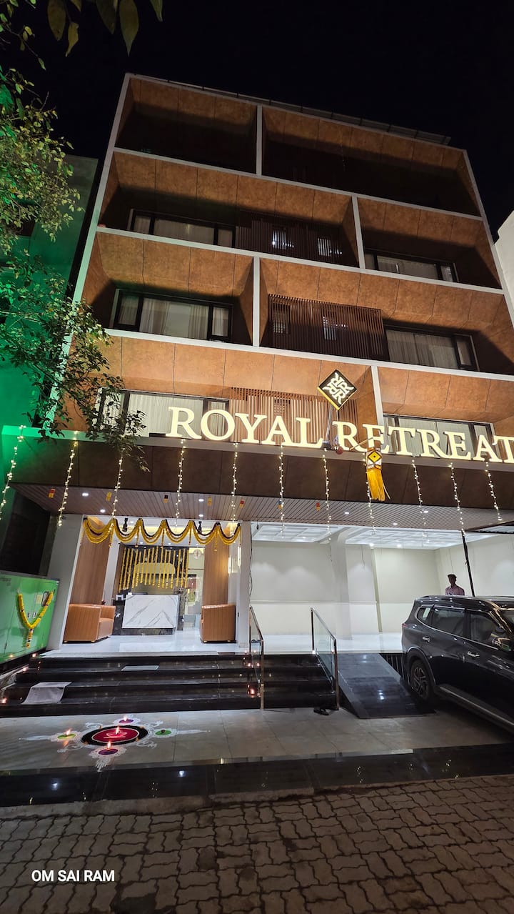 Royal Retreat: Luxury Stay Near Sai Temple One Min - Shirdi