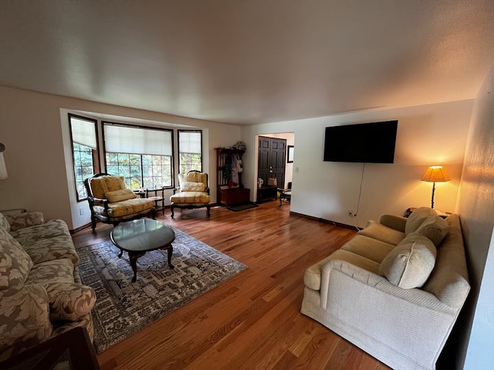 Cozy Family Retreat 4br 3 Living Rooms Fenced Yard - Everett, WA
