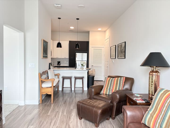 Sunlit Modern Retreat • Clean & Comfy Getaway - Westgate - Austin