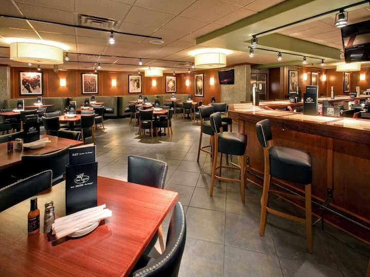 Pet-friendly Stay + Indoor Pool. Bar. Free Parking - Chicago