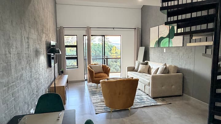 Modern Loft With Balcony | Wi-fi |Business Stays - Pietermaritzburg