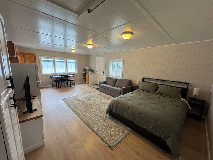 Midnight Son Homestead Studio Cabin - Homer, AK