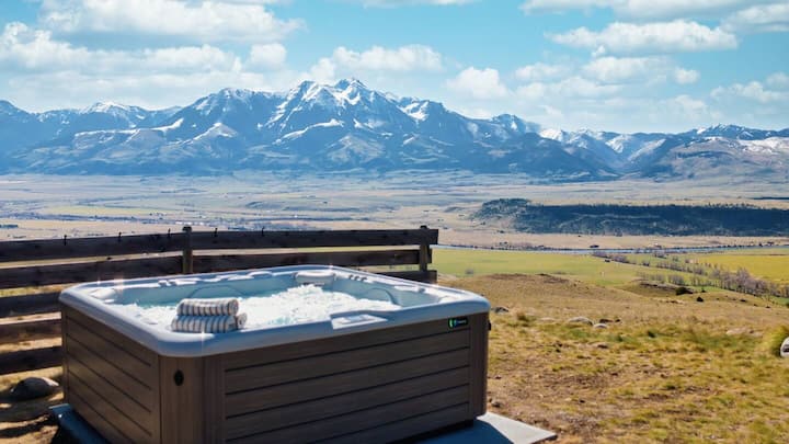Montana Views Worth The Trip •  Hot Tub • 25 Acres - Emigrant, MT