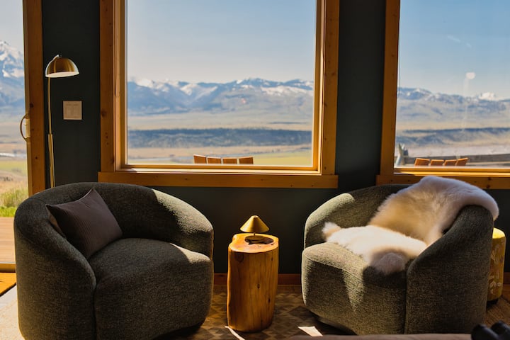 Montana Views Worth The Trip •  Hot Tub • 25 Acres - Emigrant, MT