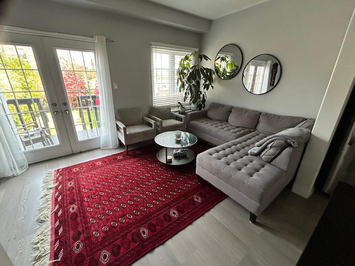 Cozy Home With Backyard Oasis - Oshawa