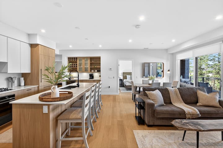 Zara | Solenne Lakeview • Sunset Terrace Retreat - Lake Country