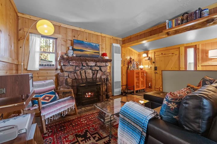Alpine Rainbow Lodge + Hot-tub & Fireplace! - Big Bear Lake, CA