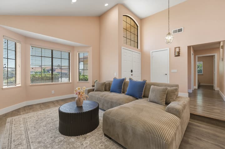 Stylish 4br Escape / 6 Beds / Perfect For Groups - Moreno Valley, CA