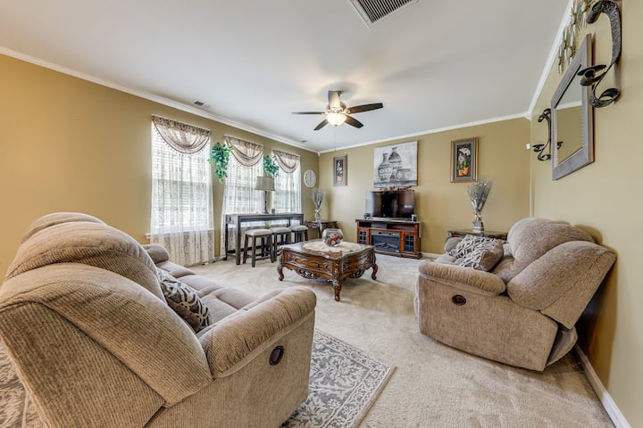 Lakes, Gardens & More! Getaway In Moncks Corner - Moncks Corner, SC