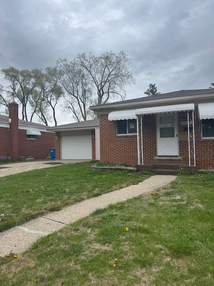 Private House In Warren - Fraser, MI