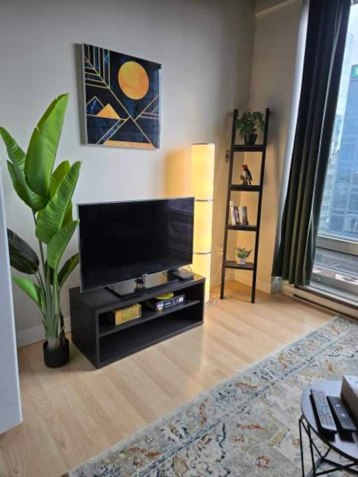 Cam - Downtown Loft | Skyline Views Near Rogers - Edmonton